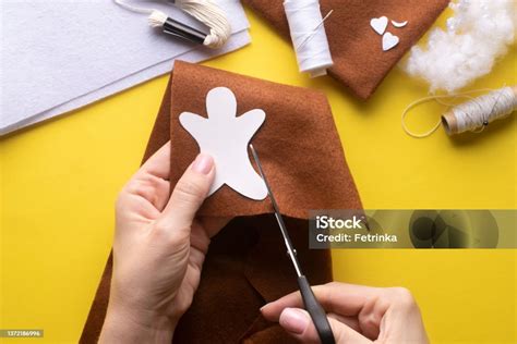 크리스마스 진저 브레드 남자의 세부 사항을 펠트에서 패턴으로 잘라냅니다 단계별 제조 지침 2단계 Diy에 대한 스톡 사진 및 기타 이미지 Istock