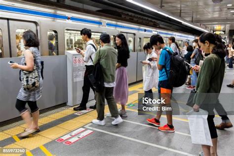 지하철에 기차를 기다리는 사람들 역 플랫폼 도쿄 메트로 일본 기차에 대한 스톡 사진 및 기타 이미지 기차 일본 일본 문화