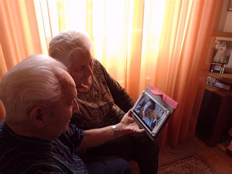Videollamada Para Personas Mayores Solo 2 Clics Consumer