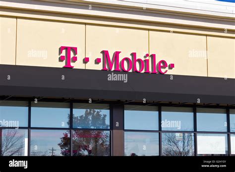 Tmobile Retail Store Hi Res Stock Photography And Images Alamy