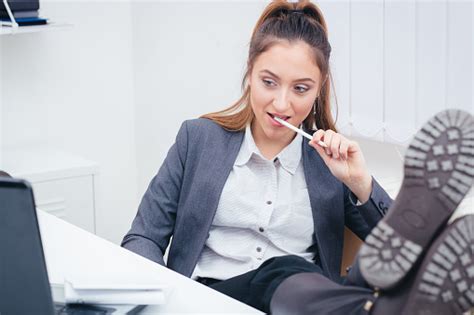 프로젝트에 노력 하 고 성공을 달성 컨퍼런스 룸 사무실에 앉아 젊은 비즈니스 여자 20 29세에 대한 스톡 사진 및 기타 이미지