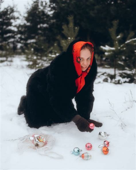 Зимняя фотосессия в лесу Новогодняя съемка идея с елочными игрушками