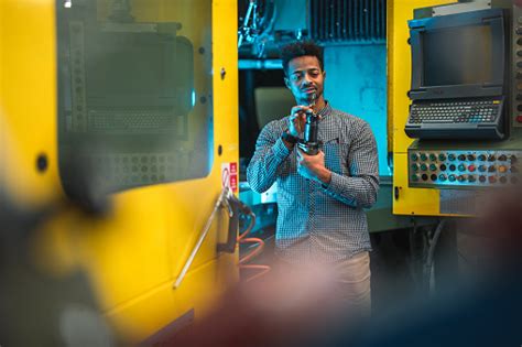 성인 혼합 남성 전기 엔지니어는 공장에서 Cnc 기계의 도구를 면밀히 검사합니다 35 39세에 대한 스톡 사진 및 기타 이미지 35 39세 Cnc 장치 건설 기계류