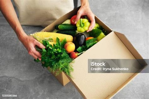 남자는 자신의 집에 음식 배달을 주문했다 온라인 상점에서 야채와 과일의 온라인 순서 신선한 제품의 빠른 납품 쇼핑백에 대한 스톡 사진 및 기타 이미지 Istock