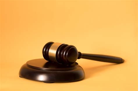 나무 망치 판사 망치 정의 프리미엄 사진