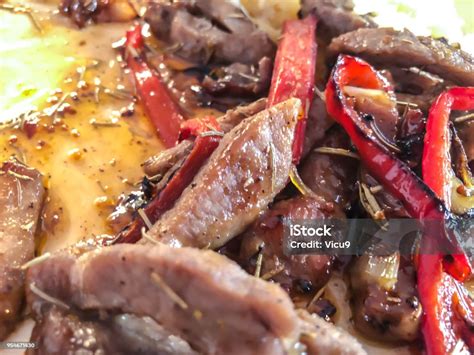 튀긴 돼지고기와 야채와 조각으로 잘라 접시에 삶은 감자를 강판 고급 요리에 대한 스톡 사진 및 기타 이미지 고급 요리 고기 구이 Istock