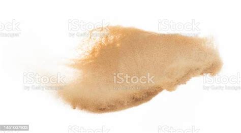 작은 크기의 좋은 모래 비행 폭발 황금 곡물 파도가 폭발합니다 추상 구름 비행 노란색 모래가 공기 중에 실리카를 튀깁니다 흰색 배경 격리된 고속 셔터 프리즈 샷 던지기