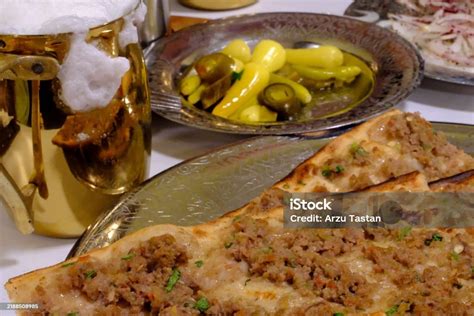 전통적인 터키 요리의 진미 코냐 고기 빵 거품이 많은 아이란과 피클의 클로즈업 사진 0명에 대한 스톡 사진 및 기타 이미지
