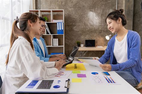 젊은 아시아 사업가들은 사무실에서 만나 메모를 씁니다 전략적 계획 및 브레인 스토밍 사업 시작 동료의 아이디어 개발에 대한 스톡 사진 및 기타 이미지 Istock