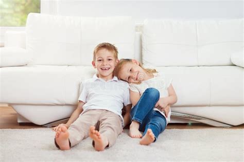 Портрет маленького брата и сестры имея потеху совместно на Ho Стоковое Изображение изображение