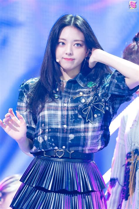 211010 Itzy Loco At Inkigayo Kpopping