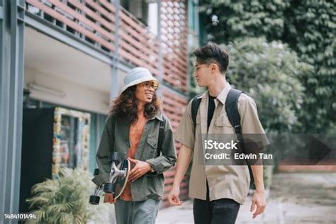 2 아시아 대학생 남학생들이 캠퍼스 야외에서 걷고 이야기하는 모습 걷기에 대한 스톡 사진 및 기타 이미지 걷기 야외 학생 Istock