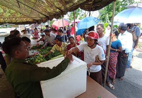ရခိုင်ပြည်နယ်၊ စစ်တွေမြို့ရှိ မုန်တိုင်းဒဏ်သင့်ပြည်သူများအား စားသောက