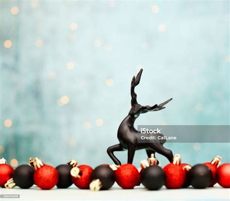 빨간색과 검은 색 반짝이는 크리스마스 장식과 문자열 조명과 검은 순록과 파란색 배경과 우아한 크리스마스 배경 모던 양식에 대한