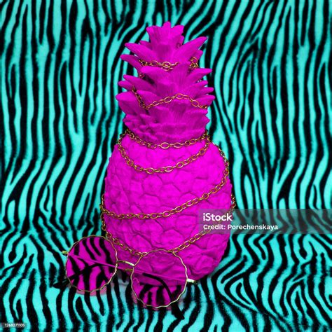 얼룩말 배경에 핑크 파인애플과 세련된 선글라스 최소한의 창조적 예술 검정색 배경에 대한 스톡 사진 및 기타 이미지 검정색