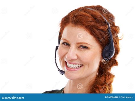 Tomando Su Llamada Con Una Sonrisa Retrato De Un Joven Y Atractivo