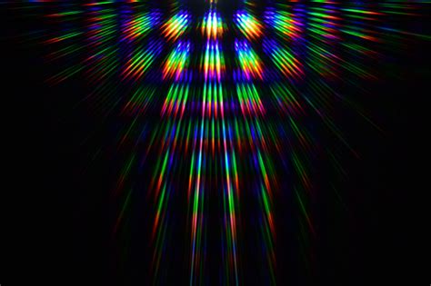 Rgb 필터의 두 회절 격자를 통해 백색 광선의 색상 폭발 색상의 무지개 무지개 광선 회절 이미지 프리즘 빛 검은 색 배경 추상 이미지입니다 빛 실험 다채로운 불꽃