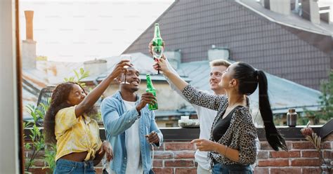 다민족 친구들이 옥상에서 춤을 추고 휴식을 취하고 있습니다 술을 마시고 채팅하는 젊은 힙 스터를 그룹화합니다 평온한 주말 사진 Unsplash의 우정 이미지