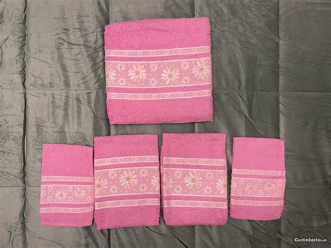 Conjunto De Banho Cor De Rosa Com Detalhes De Flores Têxteis Lar E