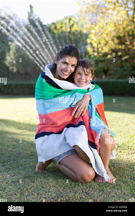 Madre Figlio Donna Ragazzo Famiglia Cane Immagini E Fotografie Stock Ad