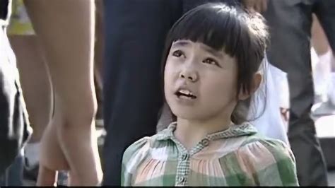 男子当街打闺女屁股，群众拦都拦不住，小女孩下跪求饶 高清1080p在线观看平台 腾讯视频