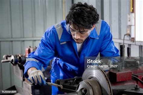 산업 공장에서 샌딩 또는 철 광택 금속 기술을 가진 남성은 공구 엔지니어 및 장비 노동 및 제철소 산업 개념으로 강철을 만드는 기술을 가진 기계공 작업 기계공 작업 강철에