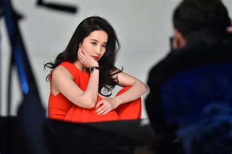 刘亦菲的拍摄写真花絮照曝光 五官超精致 完美诠释肤白貌美