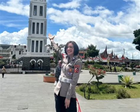 Sosok Briptu Putri Sirty Cikita Polwan Cantik Yang Viral Karena Tegur Orang Makan