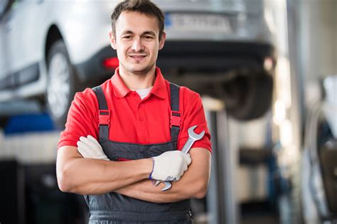그의 자동차 수리점에 서 서 팔을 가진 쾌활한 젊은 정비사의 초상화 기계공에 대한 스톡 사진 및 기타 이미지 기계공 기업가 미소 Istock