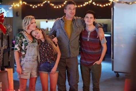 Proudly Canadian Actress Writer Kathleen Robertson Is And Better Than Ever Canadian Living