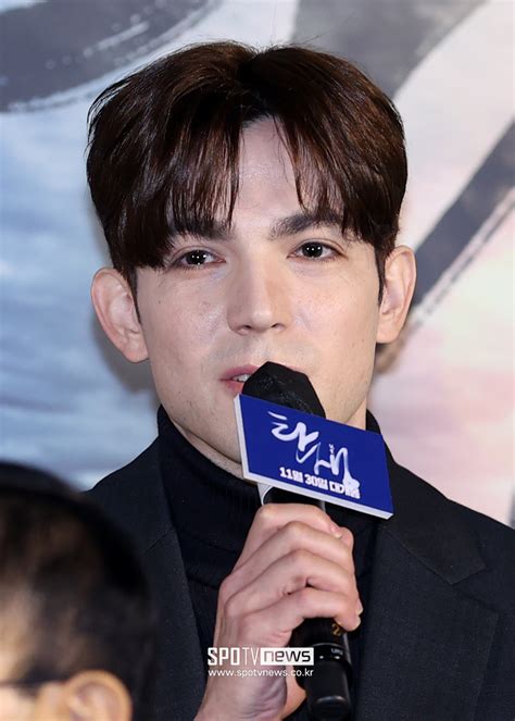 포토s 인사말 하는 로빈 데이아나