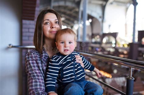 Belle M Re S Asseyant Avec Son Fils Mignon Image Stock Image Du Adulte Mail