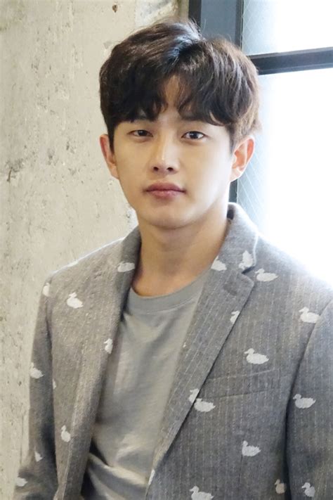 Shinees Onew And Actor Kim Min Seok To Enlist In Army Today Koreaboo