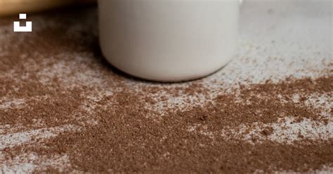 커피와 화이트 세라믹 머그잔 사진 Unsplash의 무료 초콜릿 이미지