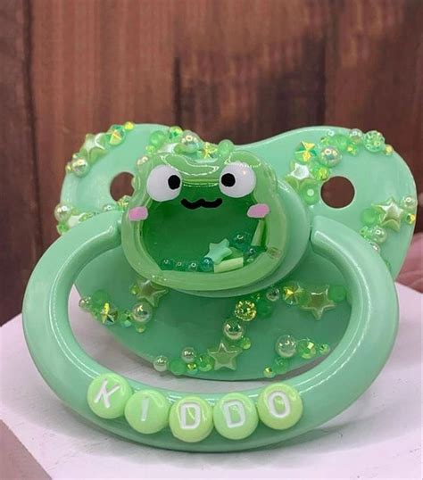 با مدل پستانک فانتزی دخترانه، به آرامش و خواب کودکتان جلوه‌ای خاص و