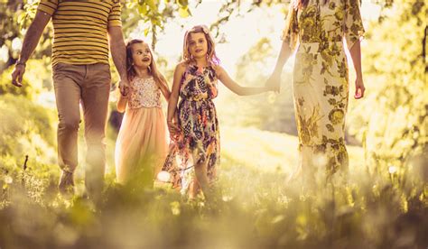 Keluarga Bahagia Berjalan Melalui Alam Foto Stok Unduh Gambar