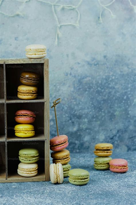 다양한 색상의 마카롱으로 가득 찬 나무 상자 사진 Unsplash의 마카롱 이미지