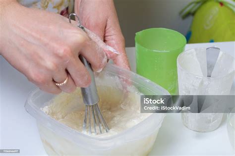 마스 카 포 네 크림으로 파이를 요리 여자 무릎 용기에 반죽 누워있기에 대한 스톡 사진 및 기타 이미지 누워있기 달걀 달콤한 음식 Istock