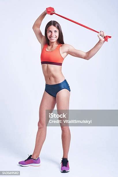 저항 밴드와 운동을하고 여자 피트니스 운동 스포츠 훈련 가냘픈에 대한 스톡 사진 및 기타 이미지 가냘픈 건강한 생활방식 관능 Istock