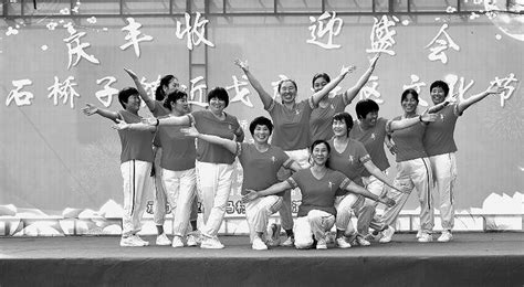 载歌载舞庆丰收 石桥子镇近戈庄社区自办丰收文化节 演出 文化广场 盛会