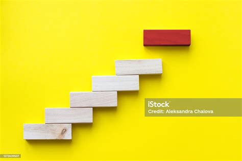 노란색에 빨간색 나무 블록 비즈니스 계획 위험 관리 솔루션 리더 전략 다른 독특한 개념 단계 계단으로 쌓는 나무 블록 비즈니스 성장 성공 프로세스 복사 공간을 위한 개념