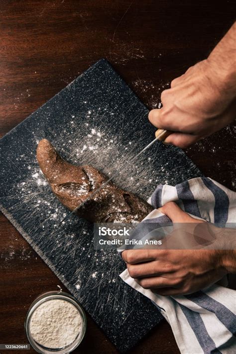 한 남자의 손이 돌 탁자 위에 천으로 감싼 수제 호밀 빵을 잡고 자르고 있다 0명에 대한 스톡 사진 및 기타 이미지 0명 갈색 건강한 생활방식 Istock