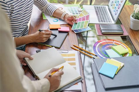 팀웍 브레인스토밍 창의적인 아이디어 비즈니스 프로젝트 아이디어를 공유하기 위해 색상 견본 샘플과 토론하는 동안 메모를 하는 비즈니스 사람들의 모임 기업 비즈니스에 대한 스톡