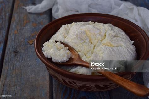 응된 우유 또는 요구르트 나무 배경에 점토 그릇에 코 티 지 치즈 건강한 생활방식에 대한 스톡 사진 및 기타 이미지 건강한 생활방식 건강한 식생활 날것 Istock