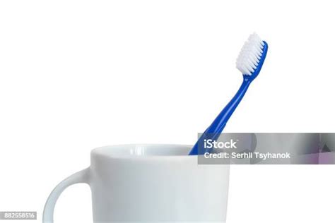 흰색 배경 개념 치과에 고립 된 흰 얼굴에 파란색 플라스틱 칫 솔의 클로즈업 0명에 대한 스톡 사진 및 기타 이미지 0명 개념 건강관리와 의술 Istock