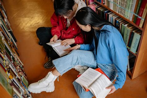 실내 10대 공공 도서관 공부하다 교육 교육 환경 남자 도서관 독서광 독서하는 동반자 문학 바닥 바닥 좌석 부츠 분석하는 비공식적 인 빨간
