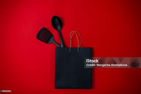 텍스트 공간이 있는 블랙 프라이데이 이미지입니다 Bkack 금요일 판매 플랫 레이 가정용품 가게용 배너 빨간색 배경에 주걱 큰 숟가락과 검은 가방 가방에 대한 스톡 사진 및