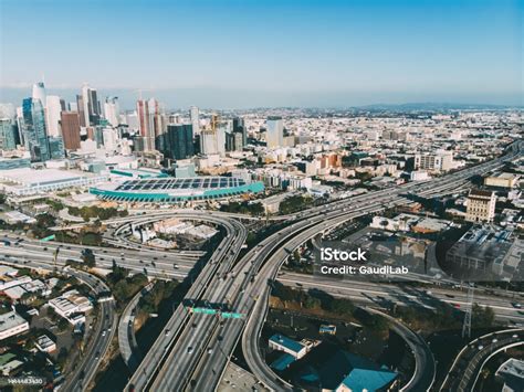 초고층 빌딩과 거대 도시의 교통 및 교통을 위한 교차로가 있는 현대적인 도시 전망 콘크리트 건축 및 번화한 도심 지역의 도시 환경의 산업 구조 0명에 대한 스톡 사진 및