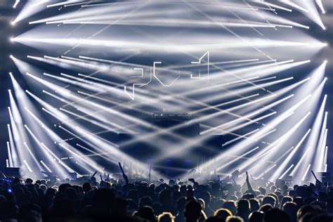 In Beeld Honderden Lasers Op Nieuw Zillion Feest In Uitverkocht