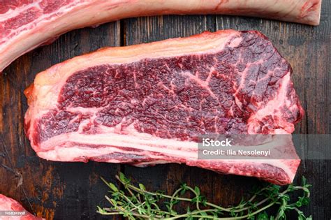 클럽 스테이크 생 대리석 쇠고기 고기 오래 된 어두운 나무 테이블 배경 평면도 플랫 레이 0명에 대한 스톡 사진 및 기타 이미지